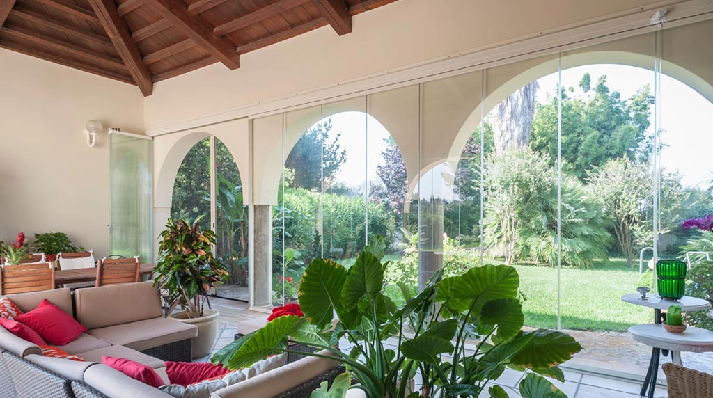 Vetrate su terrazze e balconi, senza permesso. Decreto Aiuti bis